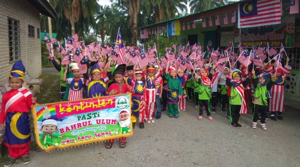 Murid berarak keliling kampung sambut merdeka – Berita PAS
